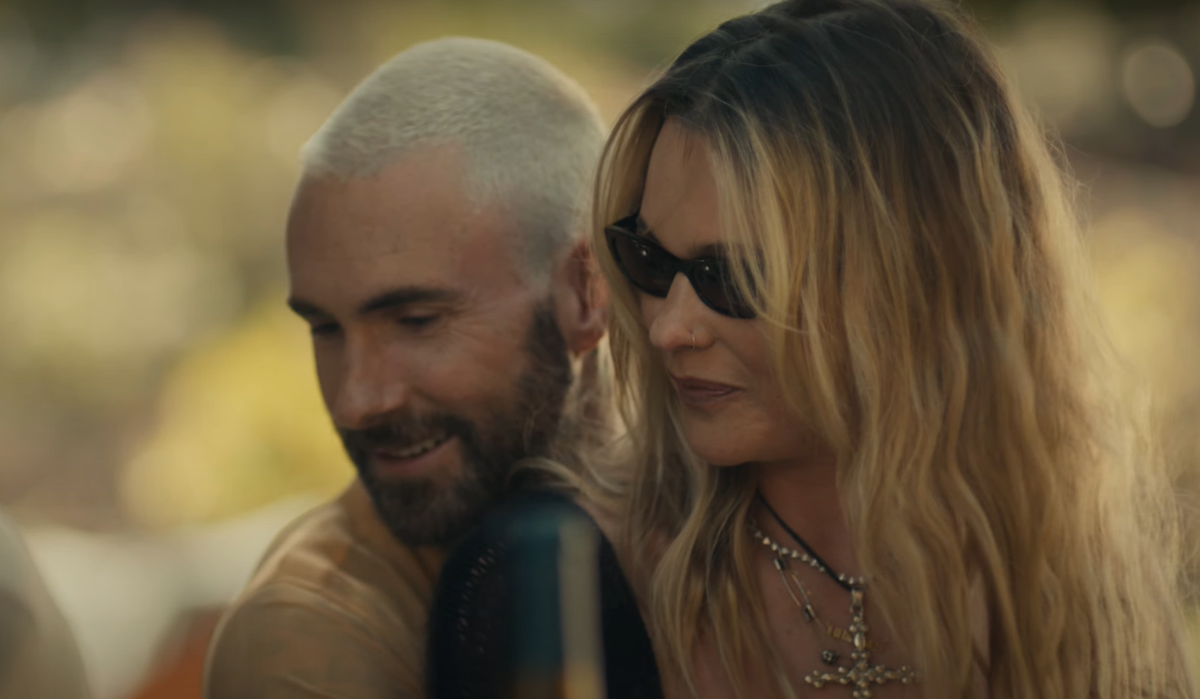 Chytí vás za srdce. Adam Levine ukázal v novom klipe krásnu rodinu | TV ...