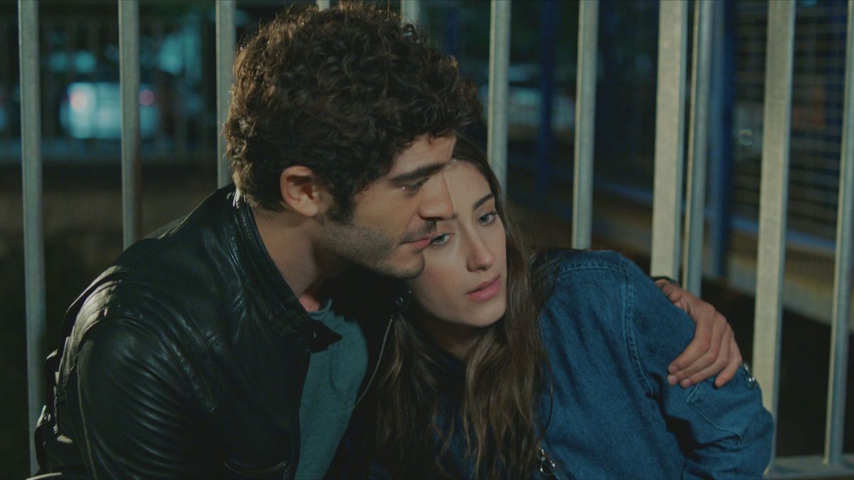 Filiz a Barış len na malú chvíľku zabudnú na ostražitosť... No majú ...