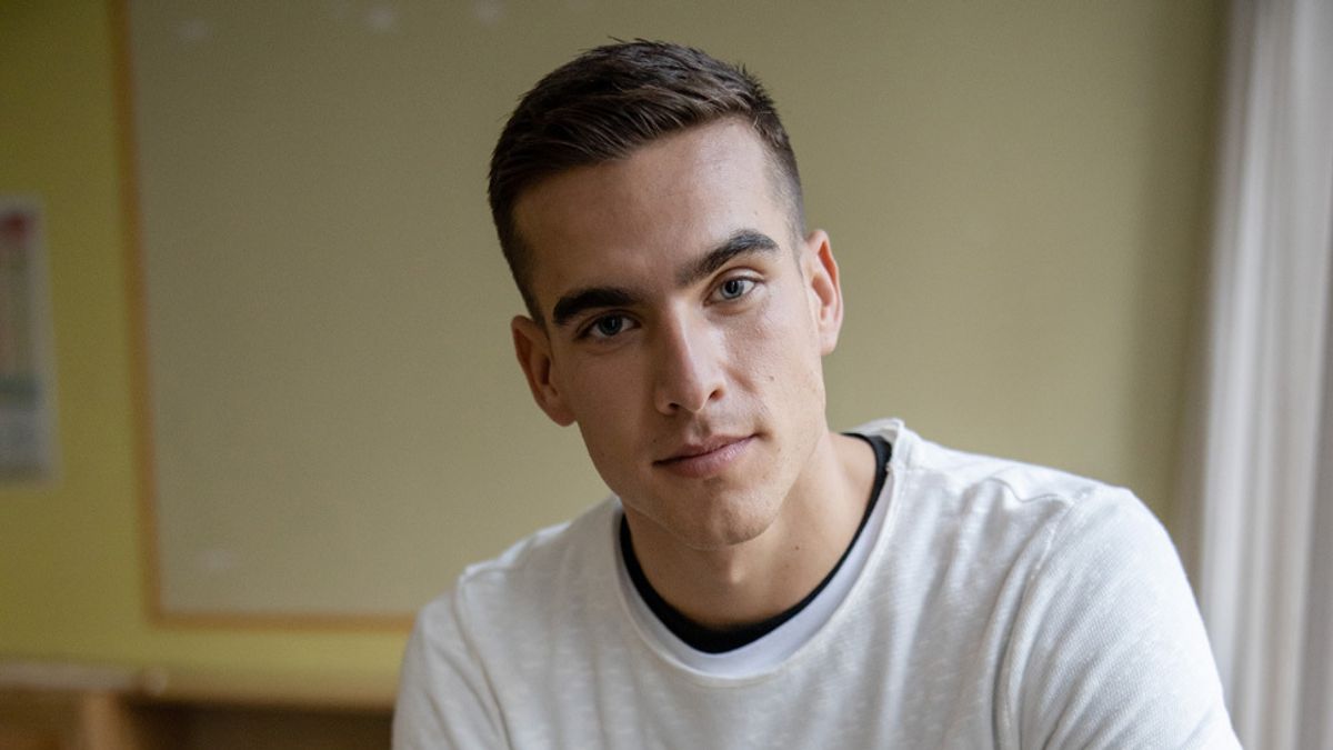 Model, vojak a herec: Adam Bardy zo seriálu Pán profesor záujem žien ...