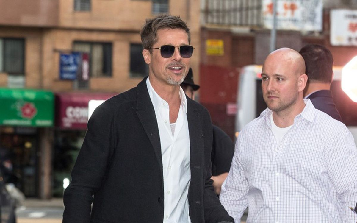 Brad Pitt doslova mizne pred očami. Už na ňom visí aj oblečenie! | TV ...