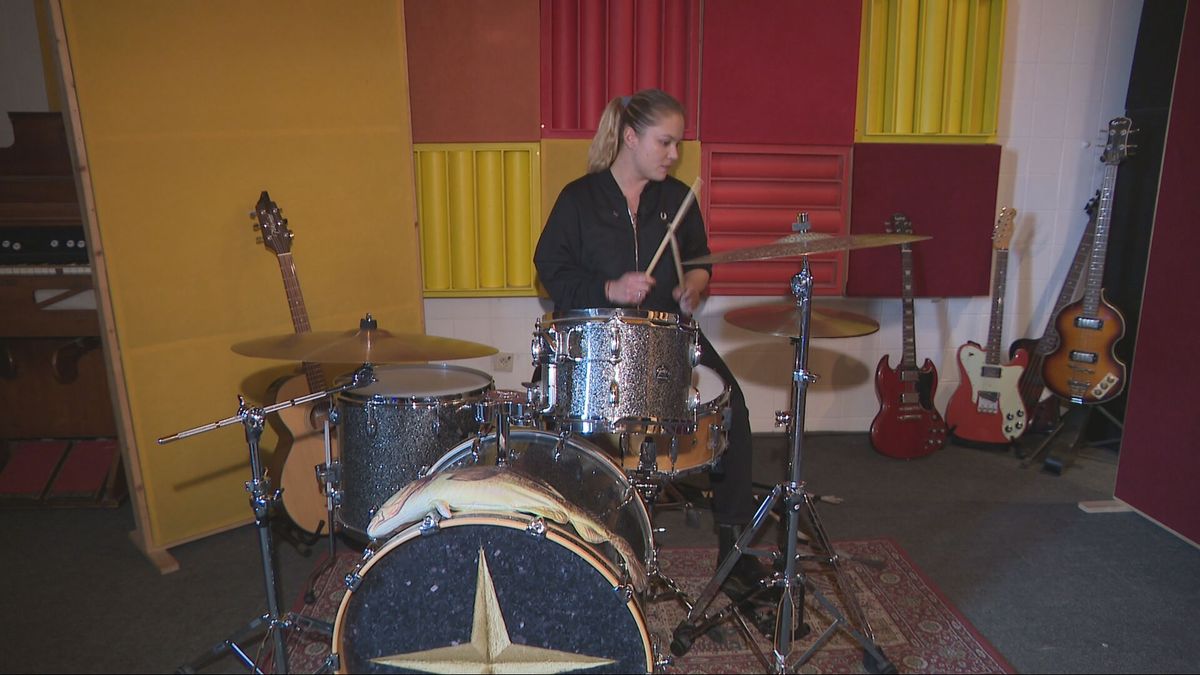 Búra mýty, že bicie sú len pre mužov. Ema patrí medzi najuznávanejšie ...