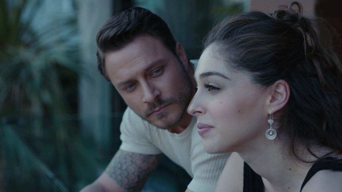 Emir na rande s kráskou z baru. Vďaka Efsun to dopadne úplne inak | TV ...