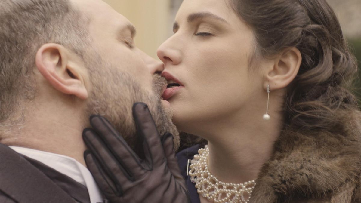 Prvá pusa a hneď aj milovanie: Leopold a Šarlota na to idú zhurta | TV Markíza