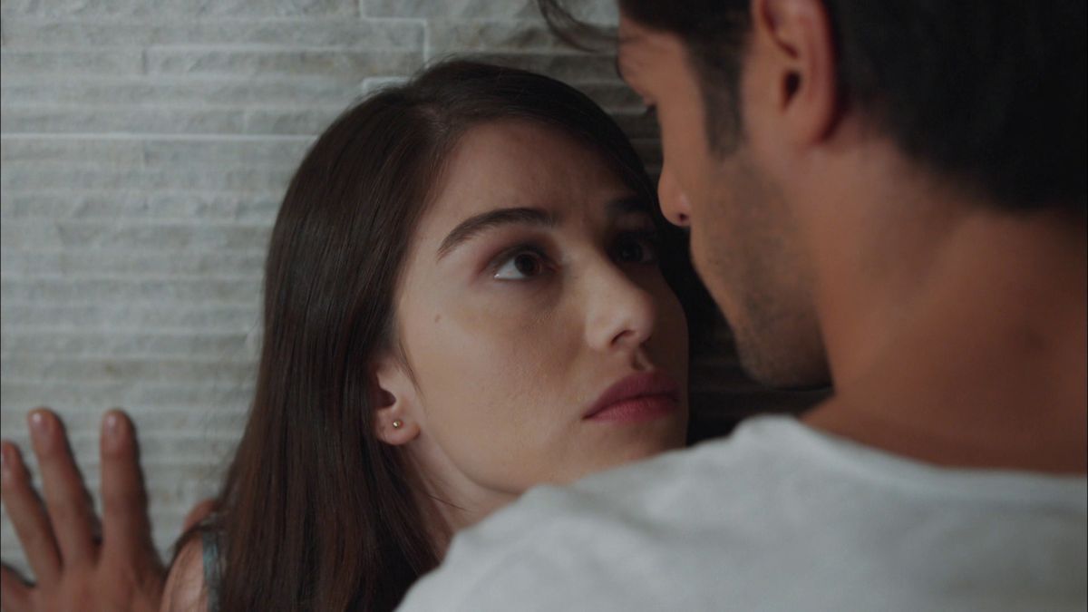 Öykü nie celkom dobrovoľne skončí večer u Ayaza a... Zrazu sa tam zjaví Mete! | TV Markíza