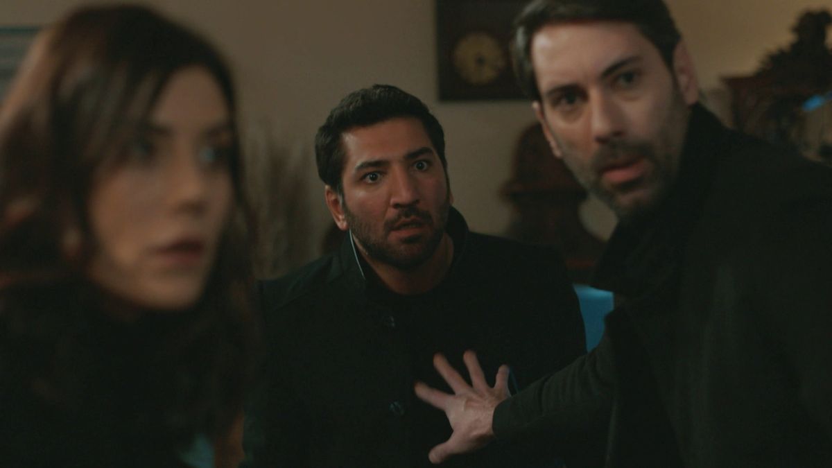 Traja ľudia intrigami surovo zničia okamih, na ktorý Aras čakal celý ...