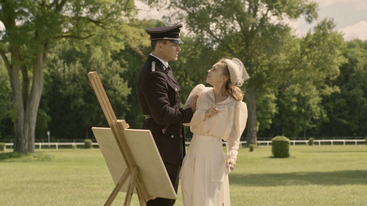 Situácia sa vyostruje, Walter sa vyhráža Johanke smrťou. Tá ho ...