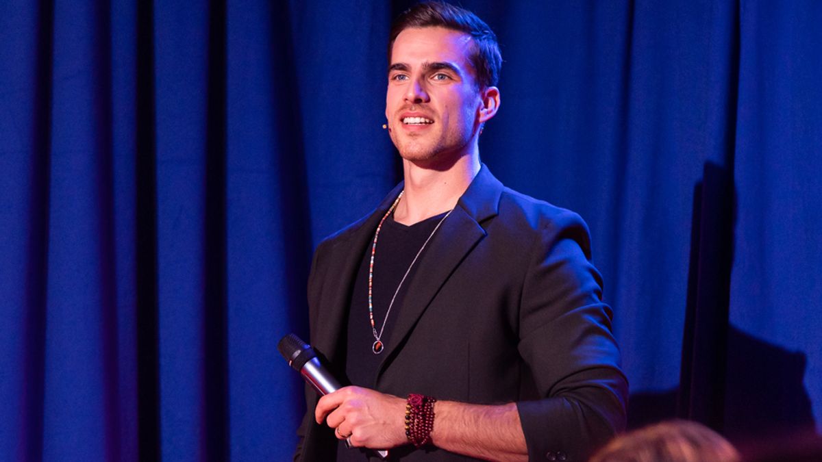 Adam, to vážne?! O istú časť jeho tela sa mu môže postarať iba jediná ...