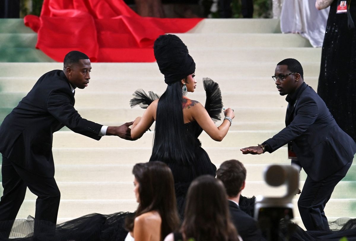 Raperka Cardi B spôsobila rozruch na Met Gala: Museli jej pomáhať | TV ...
